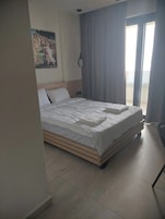 Apartamento, 1 cama de casal e sofá-cama, não fumadores, casa de banho privativa | Cortinas/cortinados opacos, ferro/tábua de engomar, Wi-fi grátis 