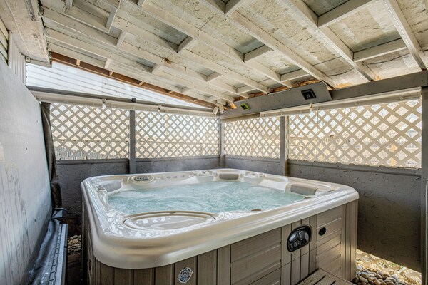 Hot Tub, Fire Pit! Group-ready Stay Near Denver - Denver, CO