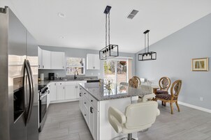 Casa, 3 quartos | Cozinha privada | Um frigorífico, um forno, uma cafeteira/bule