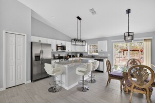 Casa, 3 quartos | Cozinha privada | Um frigorífico, um forno, uma cafeteira/bule