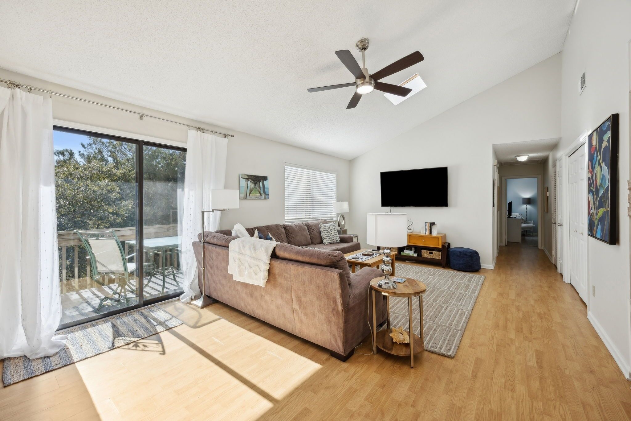 Condo, 2 quartos | Área de estar | Smart TV