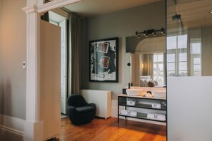 Suite Royal with Balcony   | Banheiro | Secador de cabelo, roupões de banho, chinelos, toalhas de banho