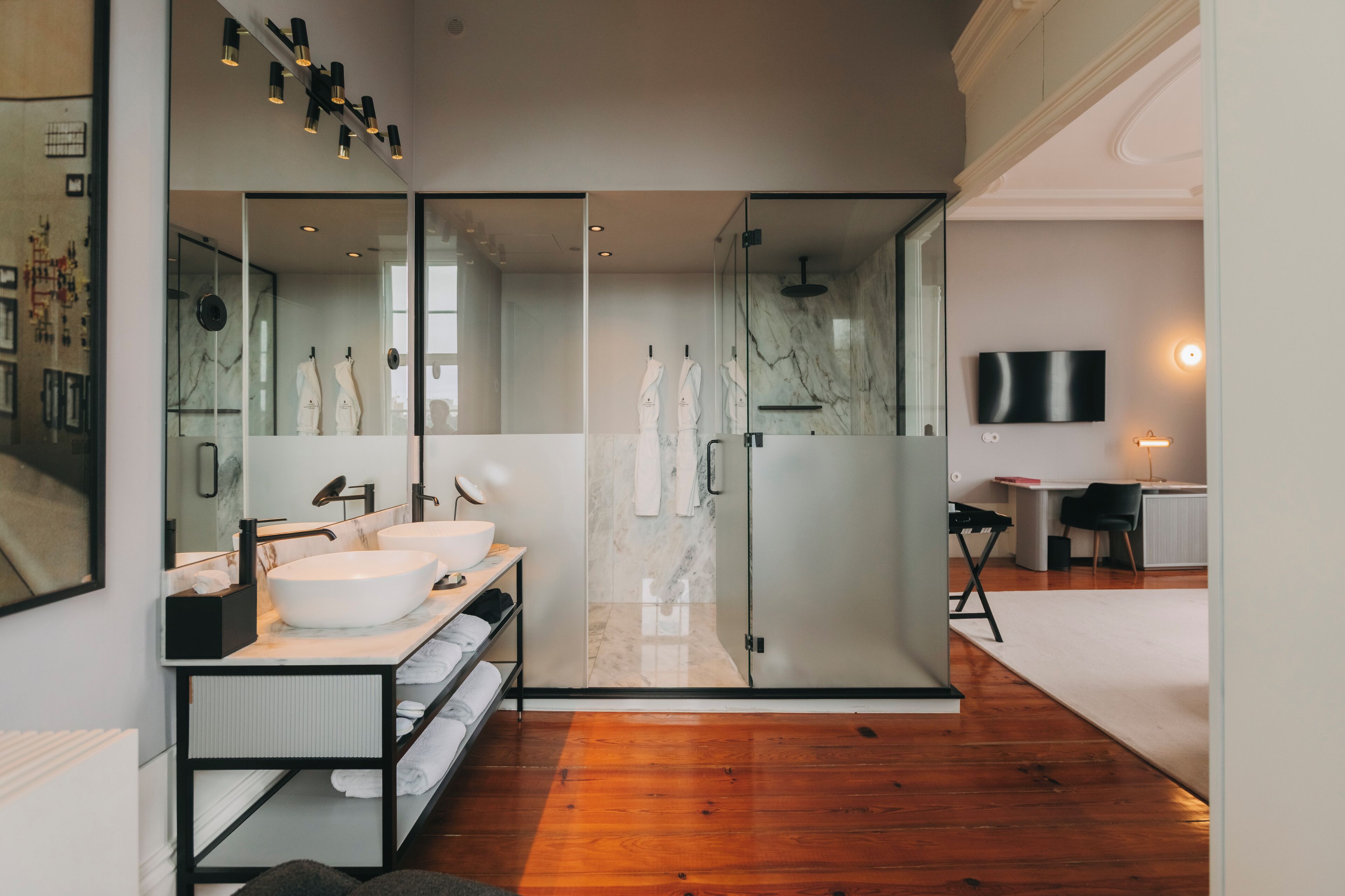 Suíte real (Suite Royal with Balcony) | Banheiro | Secador de cabelo, roupões de banho, chinelos, toalhas de banho