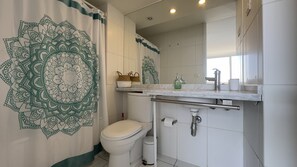 Apartamento Familiar, varanda, Vista para a cidade | Casa de banho