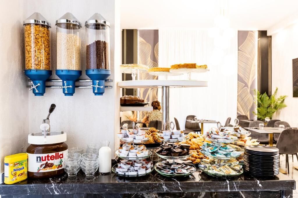Quarto Triplo Básico, vista para o pátio | Restaurantes