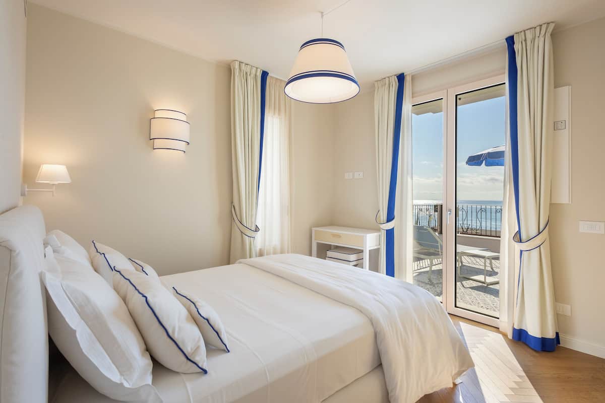 Apartamento Deluxe, varanda, vista para o mar (Onde Bianche) | Cofre no quarto, secretária, cortinas/cortinados opacos