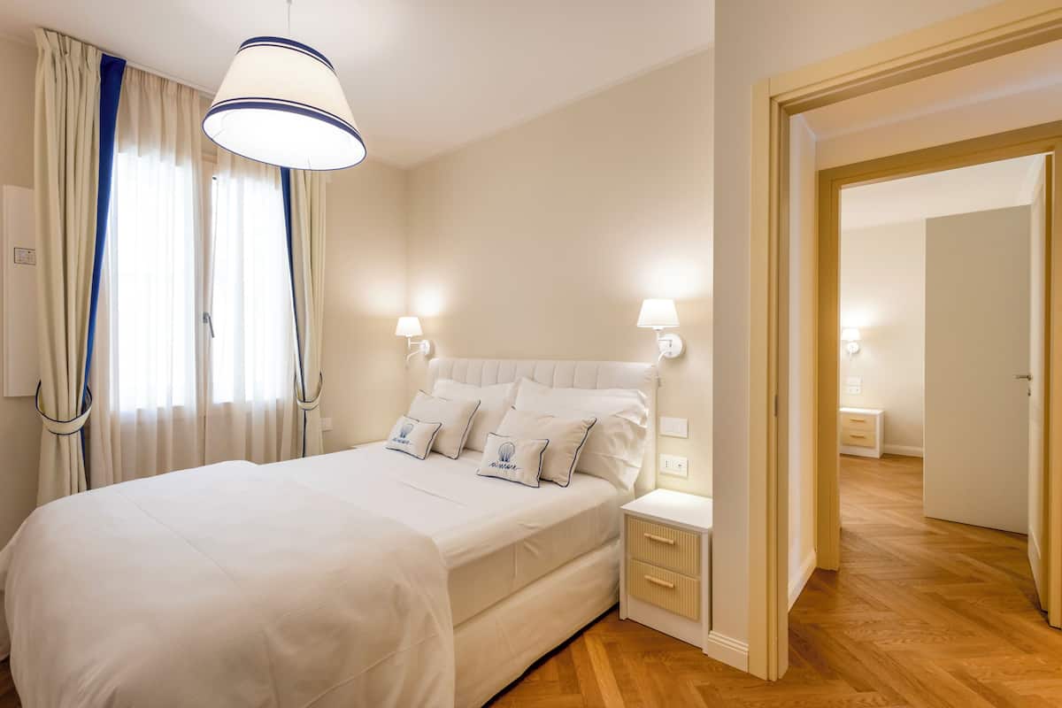 Apartamento Deluxe em Condomínio Fechado, varanda, vista para o mar (Baia Azzurra) | Cofre no quarto, secretária, cortinas/cortinados opacos