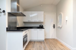 Apartamento | Cozinha privada | Geladeira, micro-ondas, fogão, cooktop