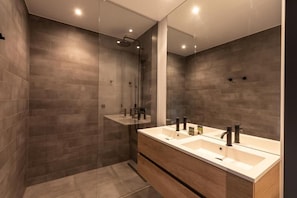 Um polibã, um secador de cabelo, toalhas fornecidas, sabão 