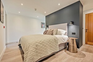 1 quarto, com decoração personalizada, com mobília individualizada 