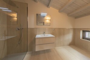 Quarto | Casa de banho | Um secador de cabelo, toalhas fornecidas 