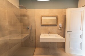 Quarto, varanda | Casa de banho | Um secador de cabelo, toalhas fornecidas 