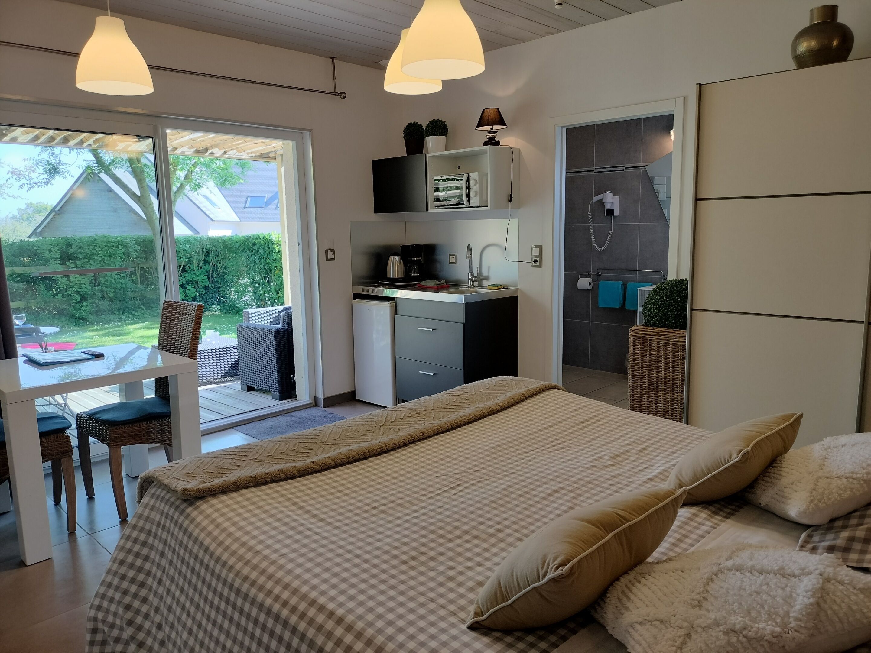 Studio-romantic-ensuite With Shower-garden View-gîtes De France - Asnelles