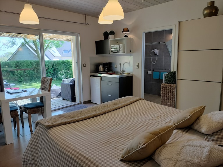 Studio-romantic-ensuite With Shower-garden View-gîtes De France - Asnelles