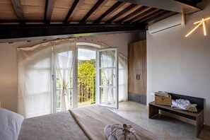 Suite, vista para a piscina | Cortinas/cortinados opacos, ferro/tábua de engomar, Wi-fi grátis 