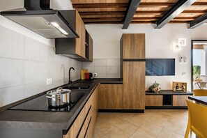 Suite, vista para a piscina | Cozinha privada | Um frigorífico, um forno, uma placa de cozinha 