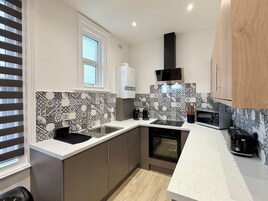 Apartamento conforto, 1 quarto | Cozinha privada | Geladeira grande, micro-ondas, fogão, cooktop