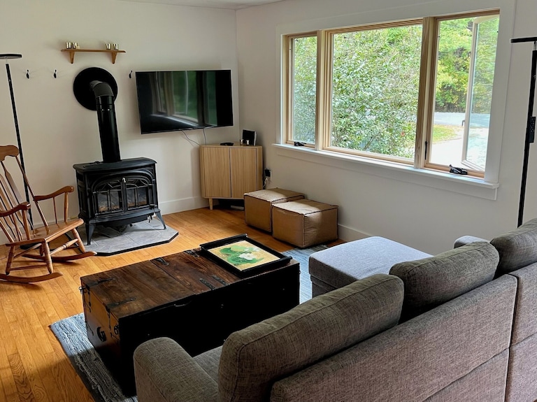 Charming Berkshire Bungalow: Deck, Firepit, Stargazing - Great Barrington, MA