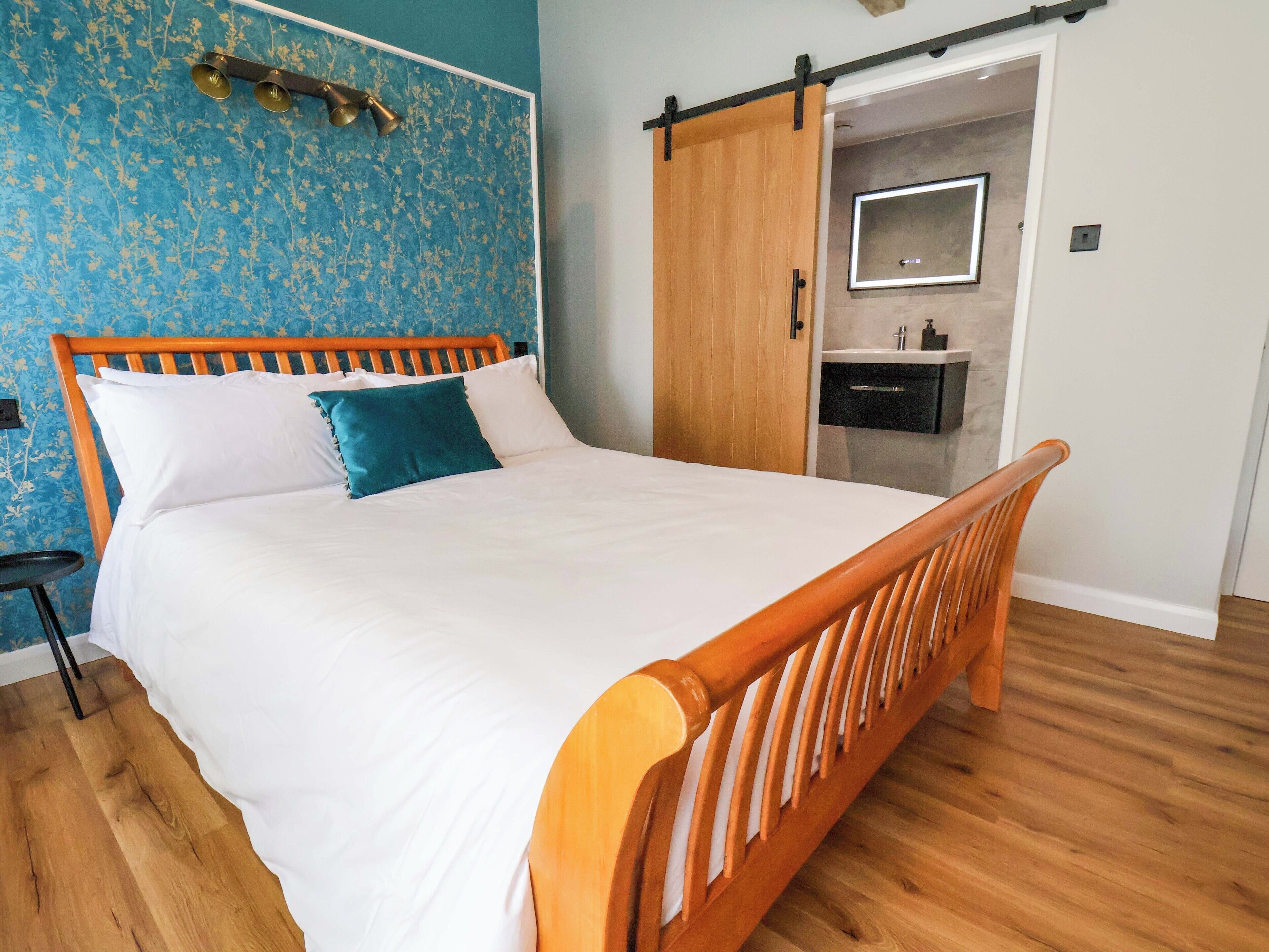 1 quarto, com decoração personalizada, com mobília individualizada 