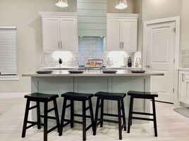 Casa, várias camas, banheira de imersão, vista para o jardim (Kemah Marina) | Opções para refeição