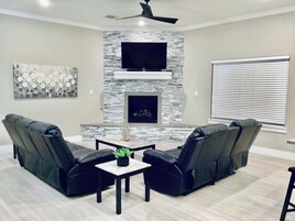 Casa, várias camas, banheira de imersão, vista para o jardim (Kemah Marina) | Área de estar