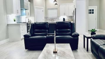 Casa, várias camas, banheira de imersão, vista para o jardim (Kemah Marina) | Área de estar