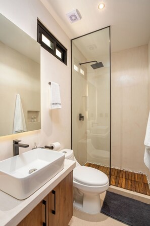 Apartamento de Luxo, vista para a piscina | Casa de banho | Artigos de higiene pessoal grátis, um secador de cabelo 