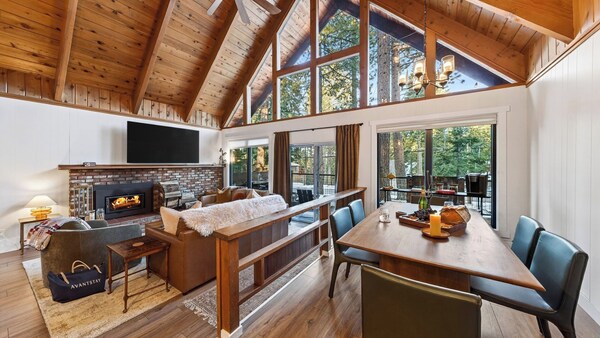 Hot Tub Firepit Loft Suite & Mins To World-class Skiing Tahoe A-frame Retreat By Avantstay - Tahoe City, CA