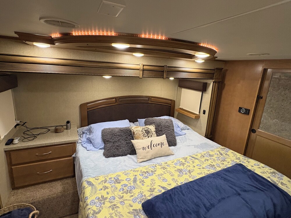 The Landmark Victoria RV, No Cleaning Fee /King Sleep Number Bed /Cozy ...