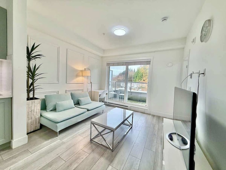 Downtown Condo, Vancouver Skytrain, Free Parking - Surrey