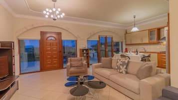 Villa Familiar, 2 quartos, piscina privativa, vista para a montanha | Sala de estar