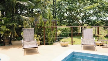 Piscina externa, funciona das 8h às 20h, guarda-sóis, espreguiçadeiras