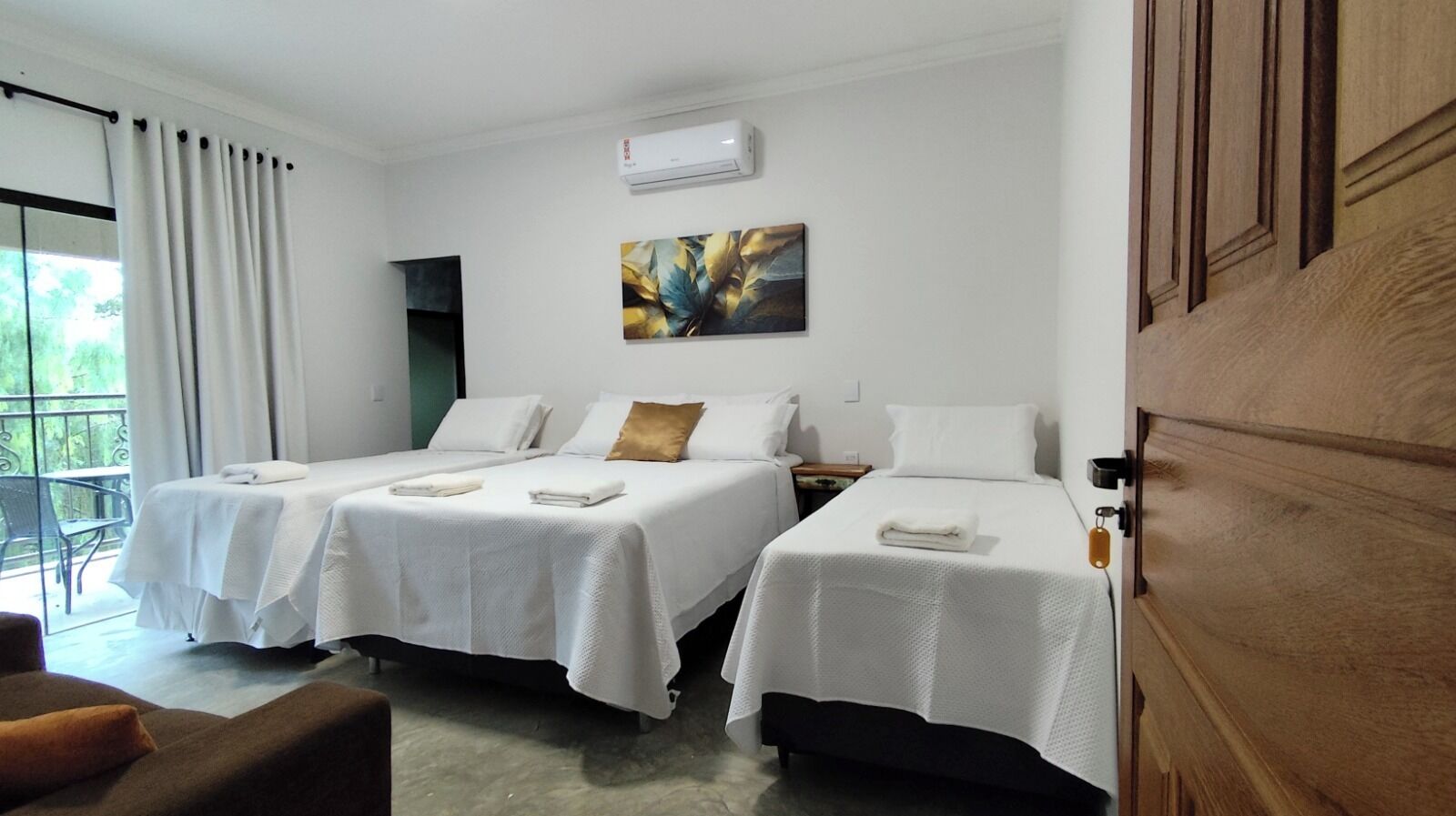 Quarto quádruplo, sacada, vista para o lago | Wi-Fi de cortesia