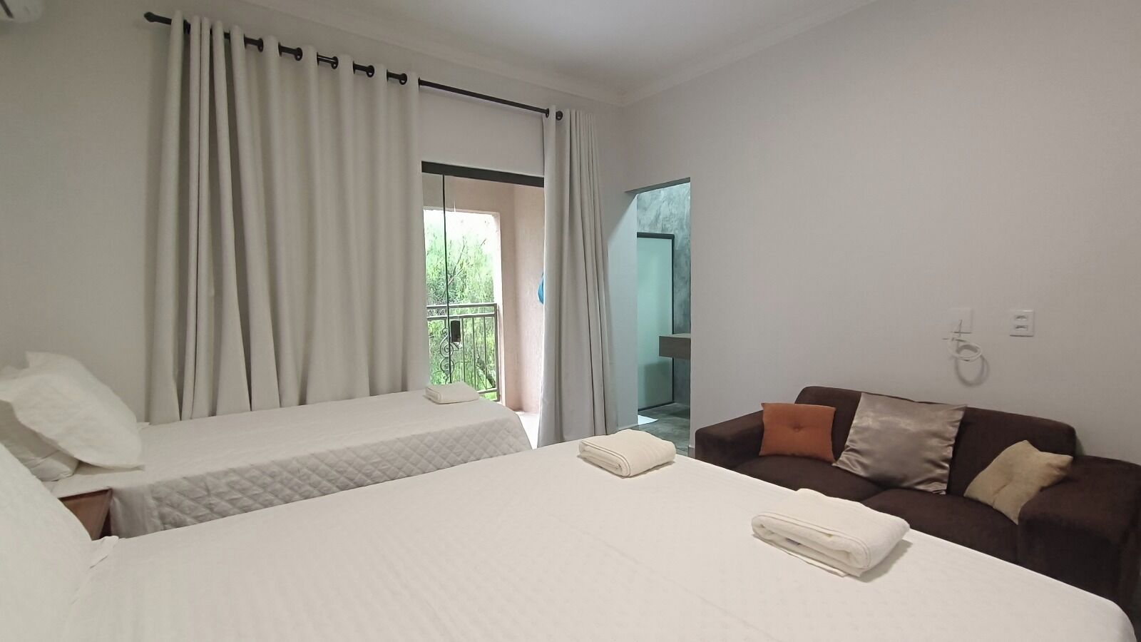 Quarto quádruplo, sacada, vista para o lago | Wi-Fi de cortesia