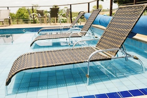 Piscina externa, funciona das 8h às 20h, guarda-sóis, espreguiçadeiras