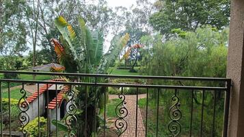 Quarto Quádruplo, varanda, vista para o lago | Terrenos do alojamento