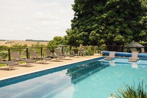 Piscina exterior, da(s) 8:00 à(s) 20:00, guarda-sóis, espreguiçadeiras 