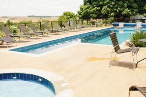 Piscina externa, funciona das 8h às 20h, guarda-sóis, espreguiçadeiras