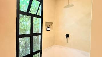 Casa Familiar, 5 quartos | Casa de banho | Um polibã, um chuveiro fixo, artigos de higiene pessoal grátis