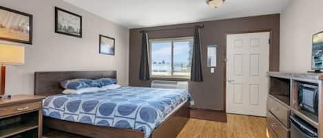 Quarto Standard, 1 cama king-size, não fumadores | Secretária, secretária adequada para computadores portáteis