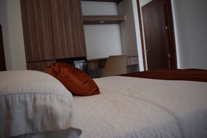 Quarto Clássico com Cama de Casal, várias camas | Secretária, secretária adequada para computadores portáteis 