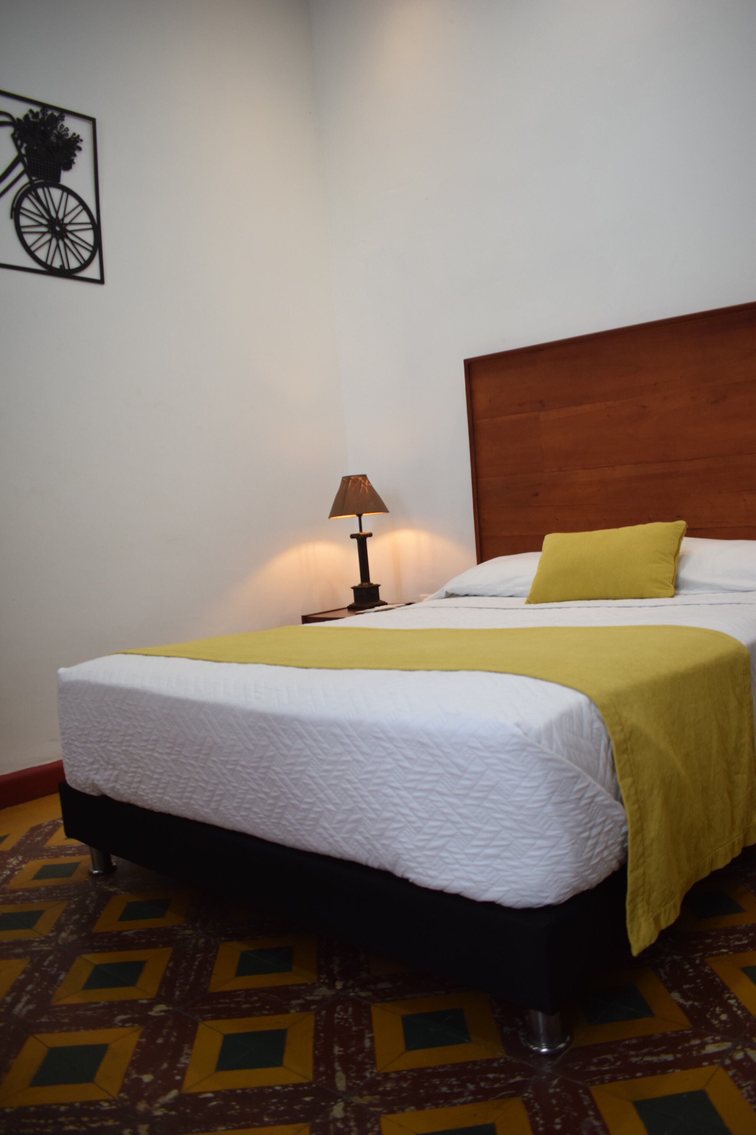 Quarto Clássico, 1 cama de casal | Secretária, secretária adequada para computadores portáteis 