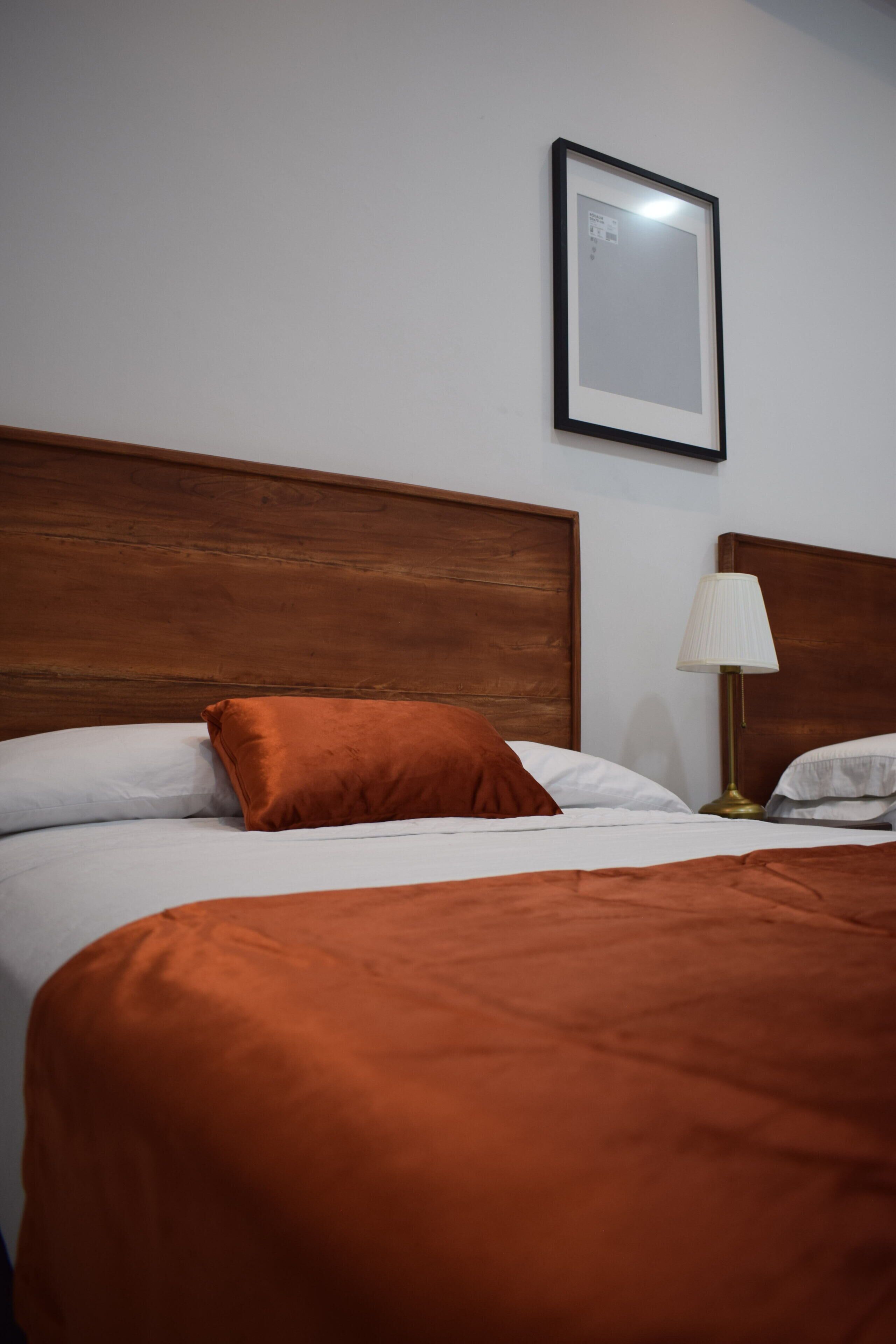 Quarto Duplo Executivo, várias camas | Secretária, secretária adequada para computadores portáteis 