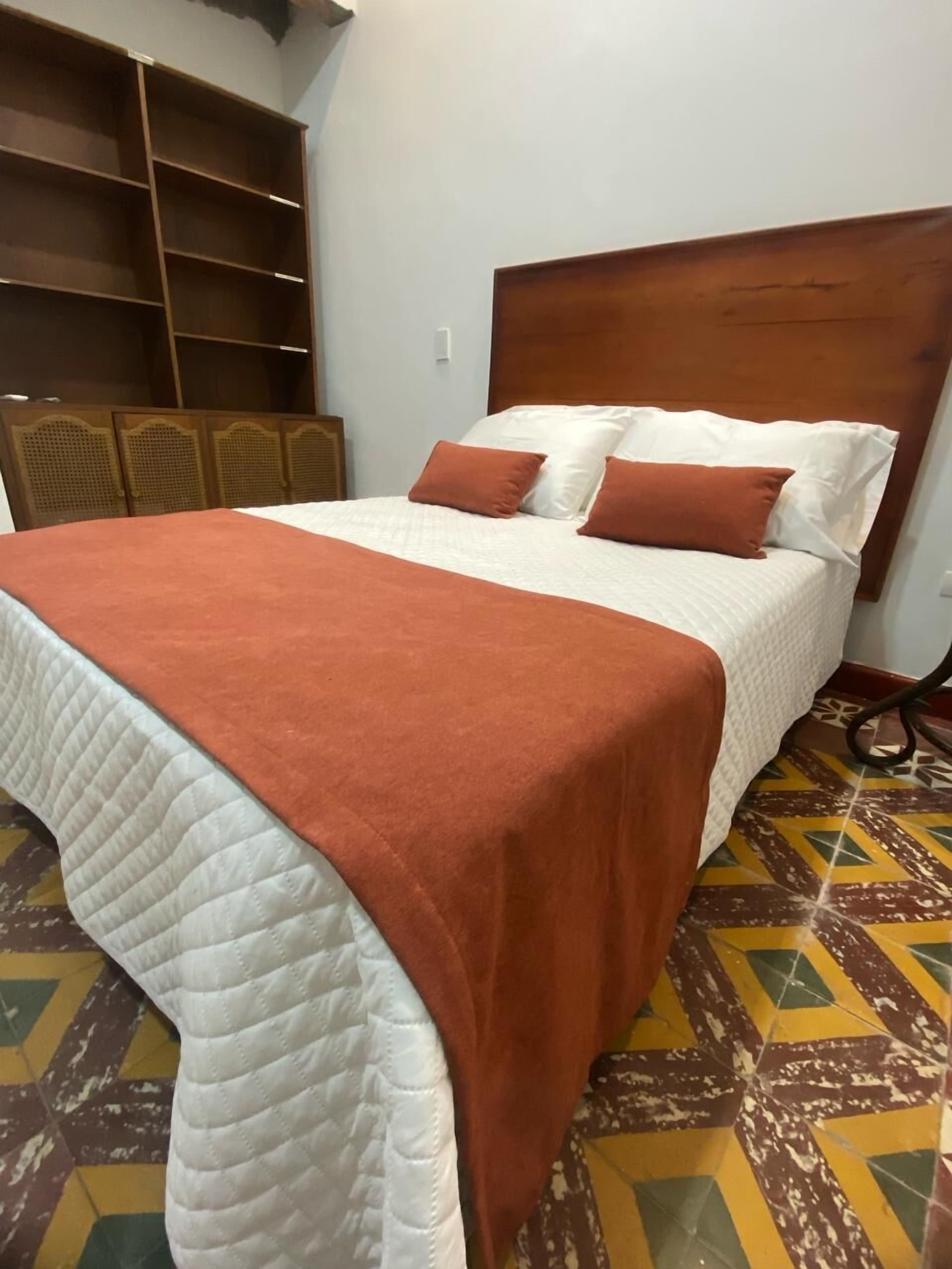 Quarto Clássico, 1 cama de casal | Secretária, secretária adequada para computadores portáteis 