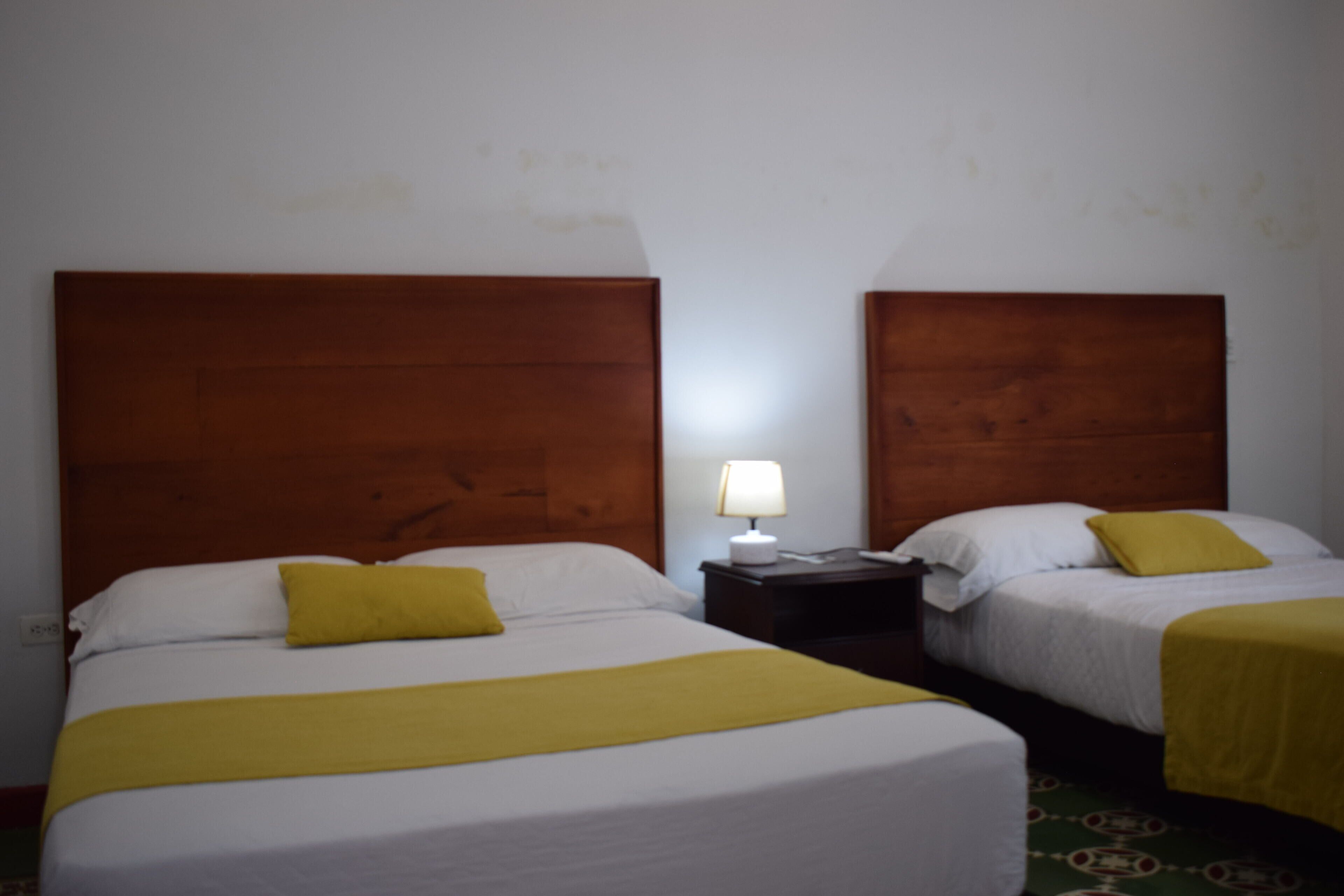 Quarto Clássico com Cama de Casal, várias camas | Secretária, secretária adequada para computadores portáteis 