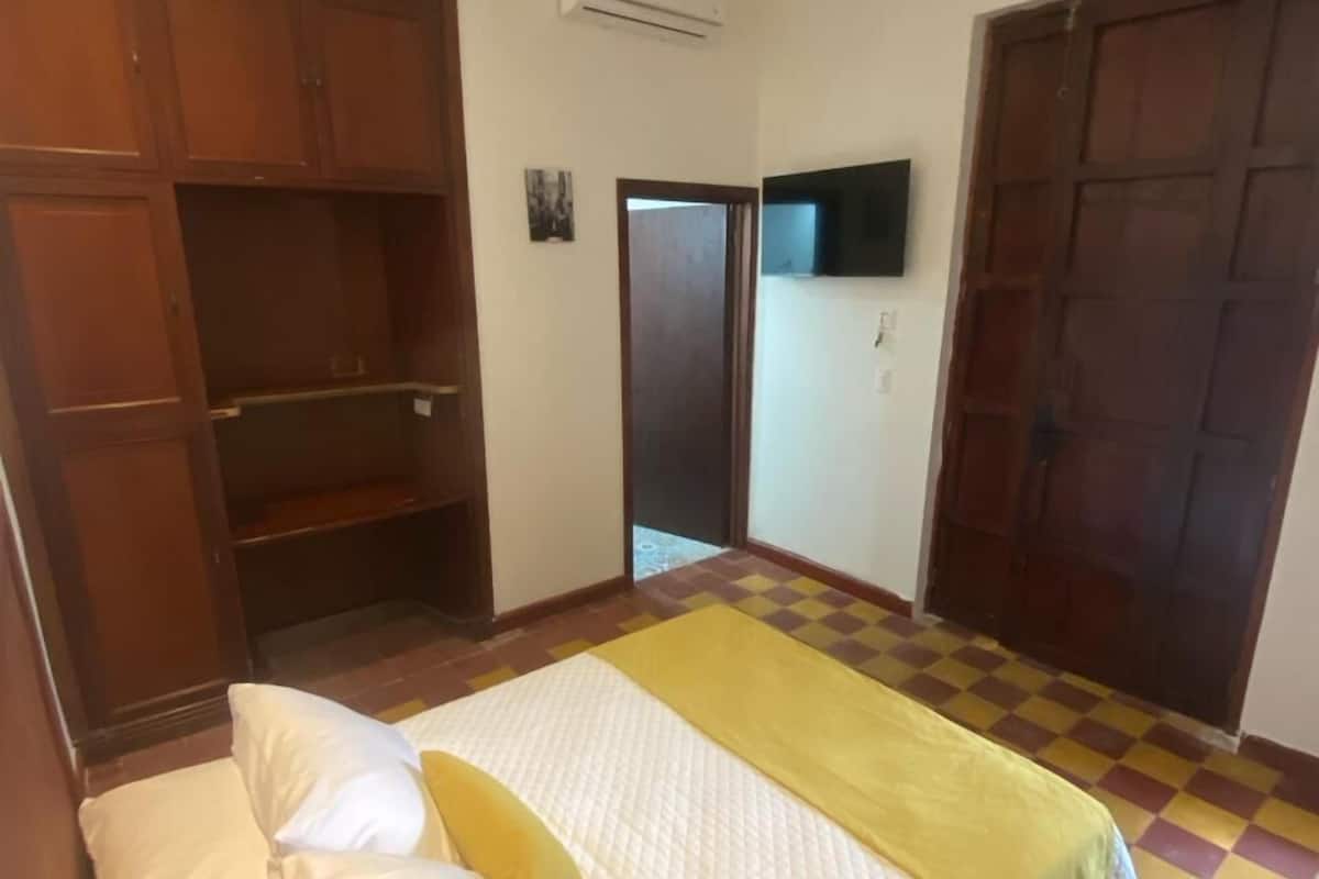 Quarto Clássico, 1 cama de casal | Secretária, secretária adequada para computadores portáteis