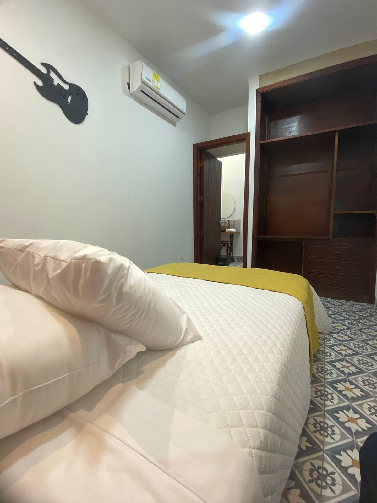 Quarto Clássico, 1 cama individual extragrande | Secretária, secretária adequada para computadores portáteis 