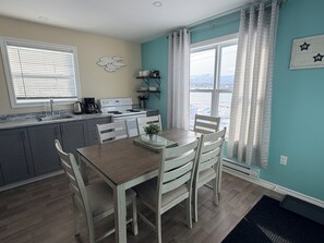 Apartamento, 3 quartos, cozinha, vista para o oceano | Opções para refeição