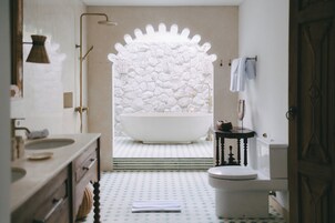 Villa Deluxe, piscina privativa | Casa de banho | Produtos de higiene exclusivos, um secador de cabelo, roupões, chinelos