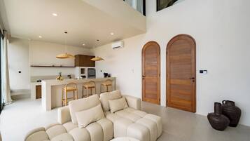 Villa, 2 quartos, piscina privativa, vista para o oceano | Sala de estar | Smart TV de 55 polegadas com canais digitais